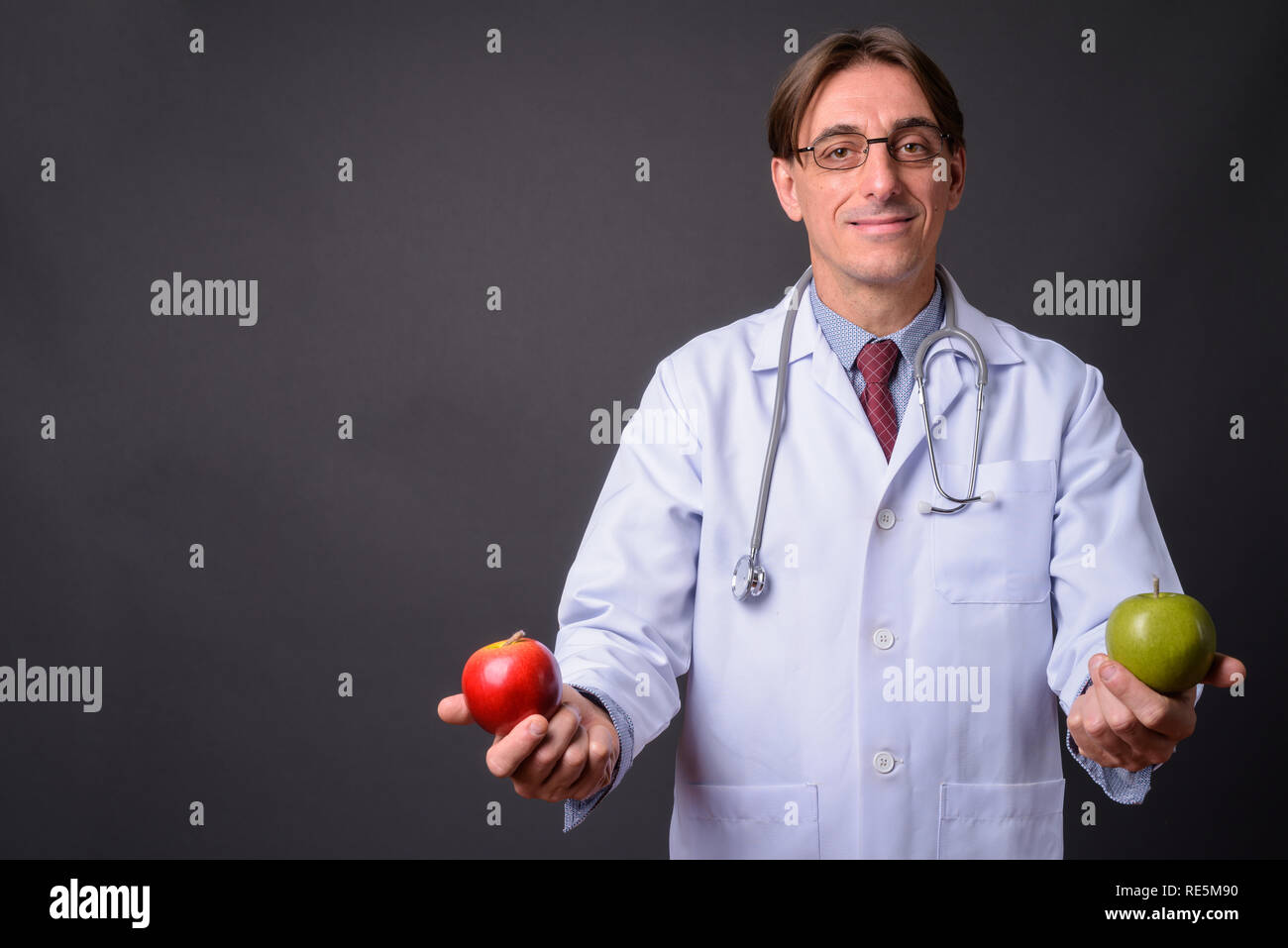 Doctor and apple hi-res stock photography and images - Alamy