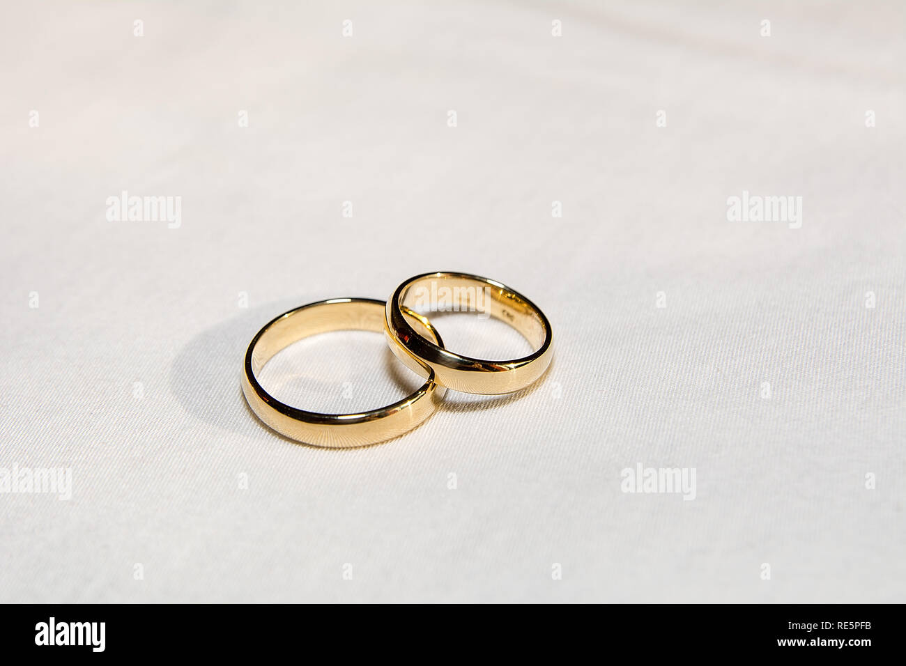 Husband wife wedding rings hi-res stock photography and images - Alamy