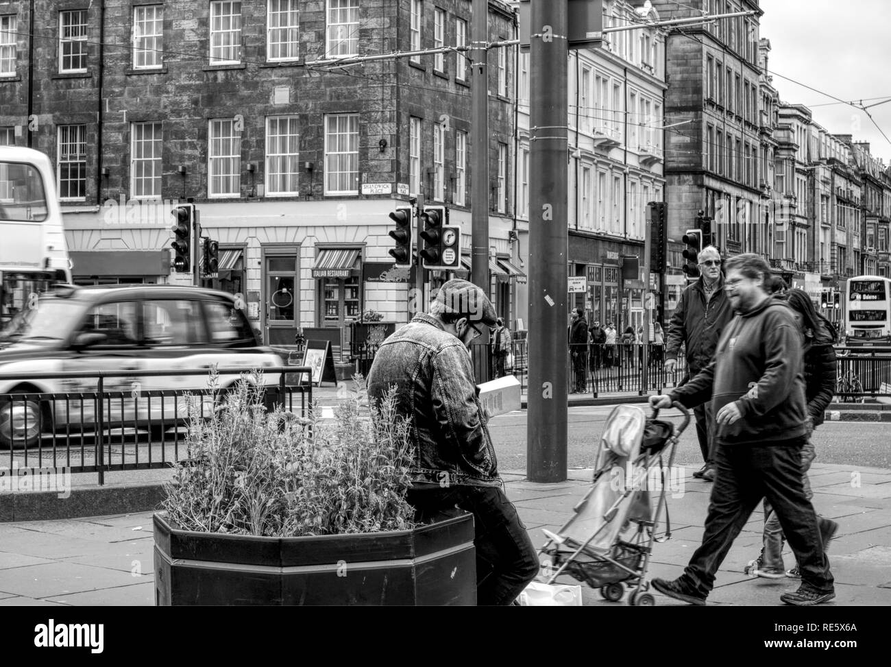 Men reading book in Black and White Stock Photos & Images - Alamy