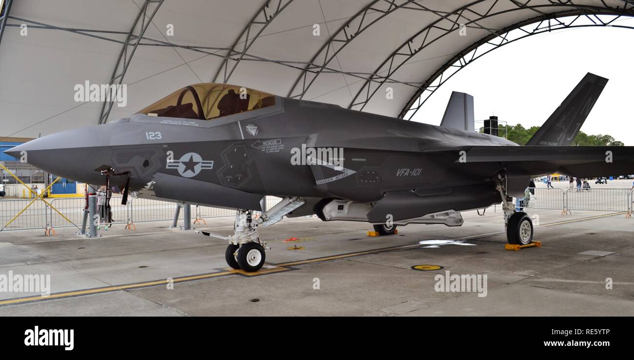 A U.S. Air Force F-35 Joint Strike Fighter (Lightning II) jet in a ...