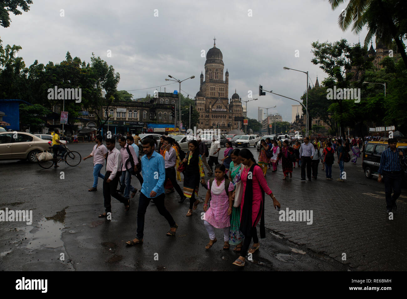 Mumbai street life hi-res stock photography and images - Alamy