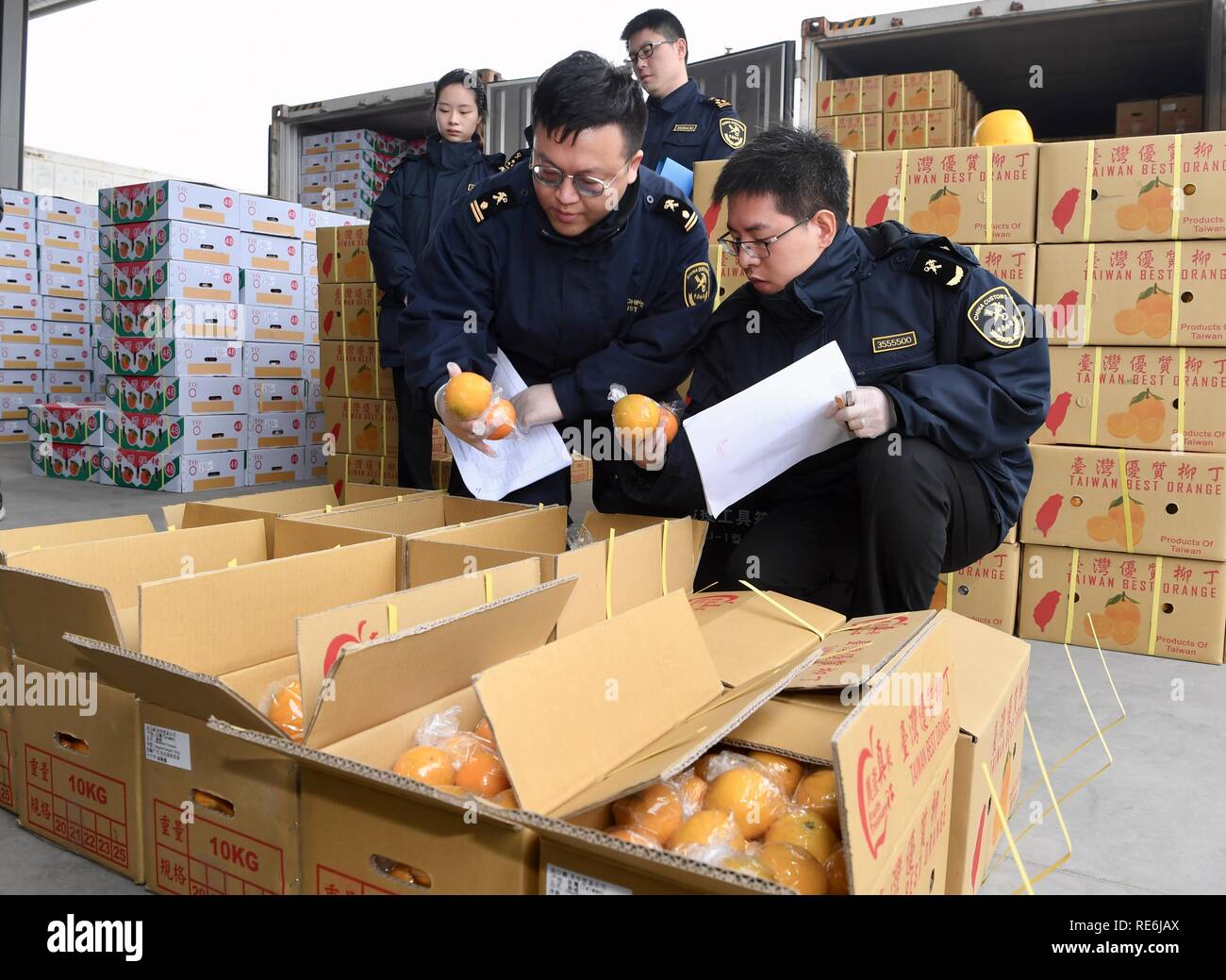 Pingtan, China. 20th Jan, 2019. Customs officers check fruit from ...