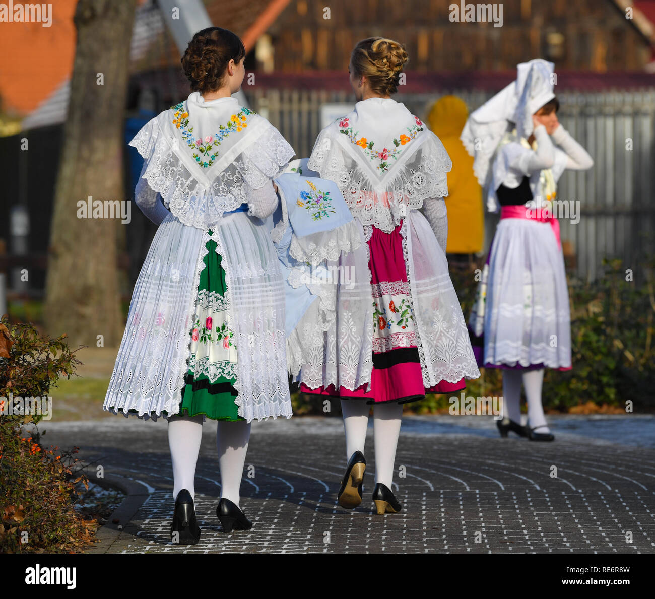 Burg, Germany. 19th Jan, 2019. Young women in their original Sorbian ...