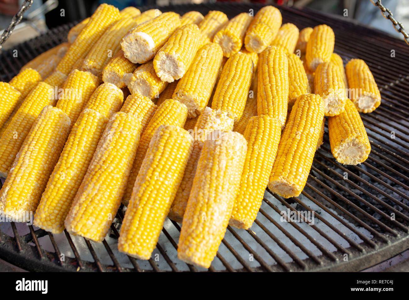Corn on the grill. Street food. vegetarian snack Stock Photo - Alamy
