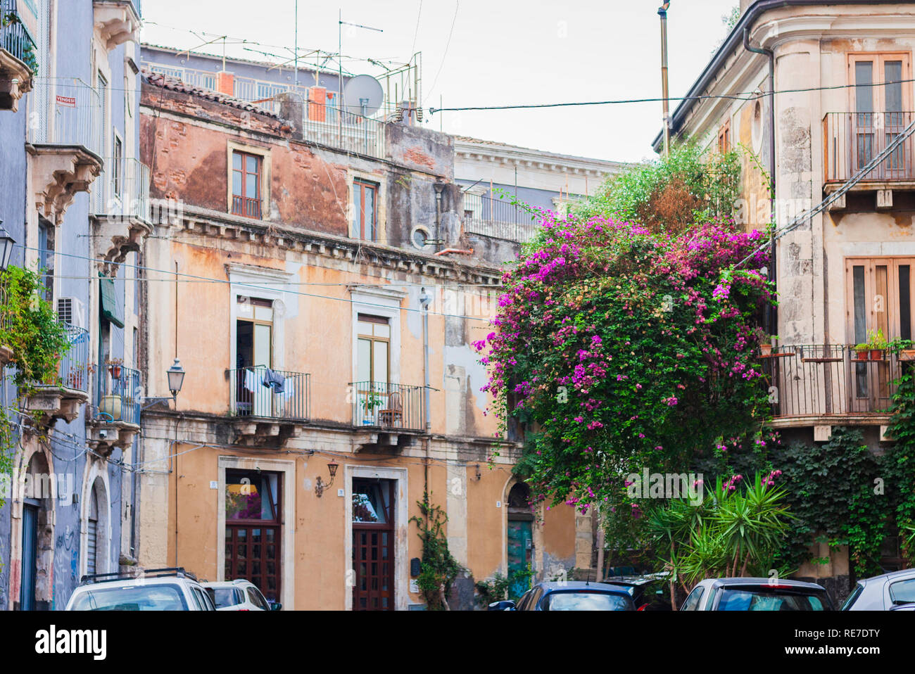 Travel to Italy - historical street of Catania, Sicily, facade of ...