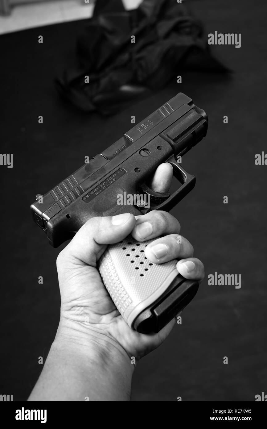 Man holding a Pistol/Gun Stock Photo - Alamy