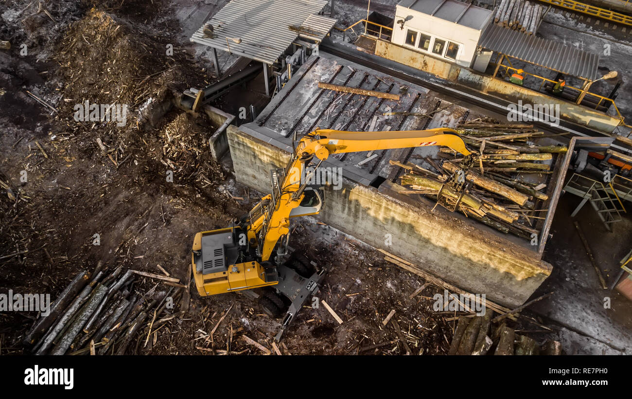 machine is lifting lumber on a wood factory Stock Photo - Alamy