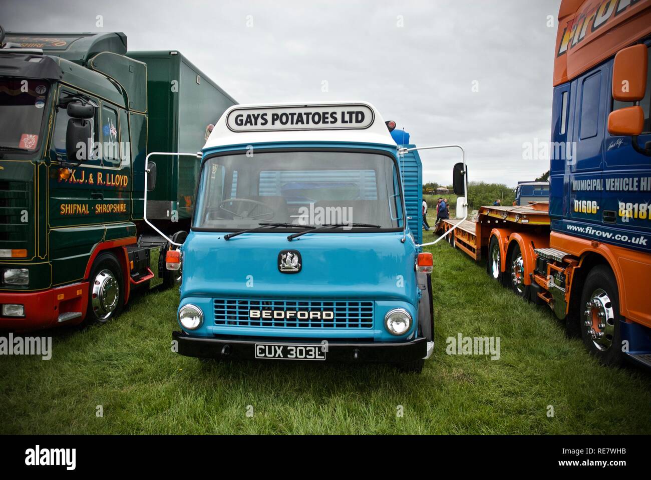 Vintage classic bedford truck hi-res stock photography and images - Alamy
