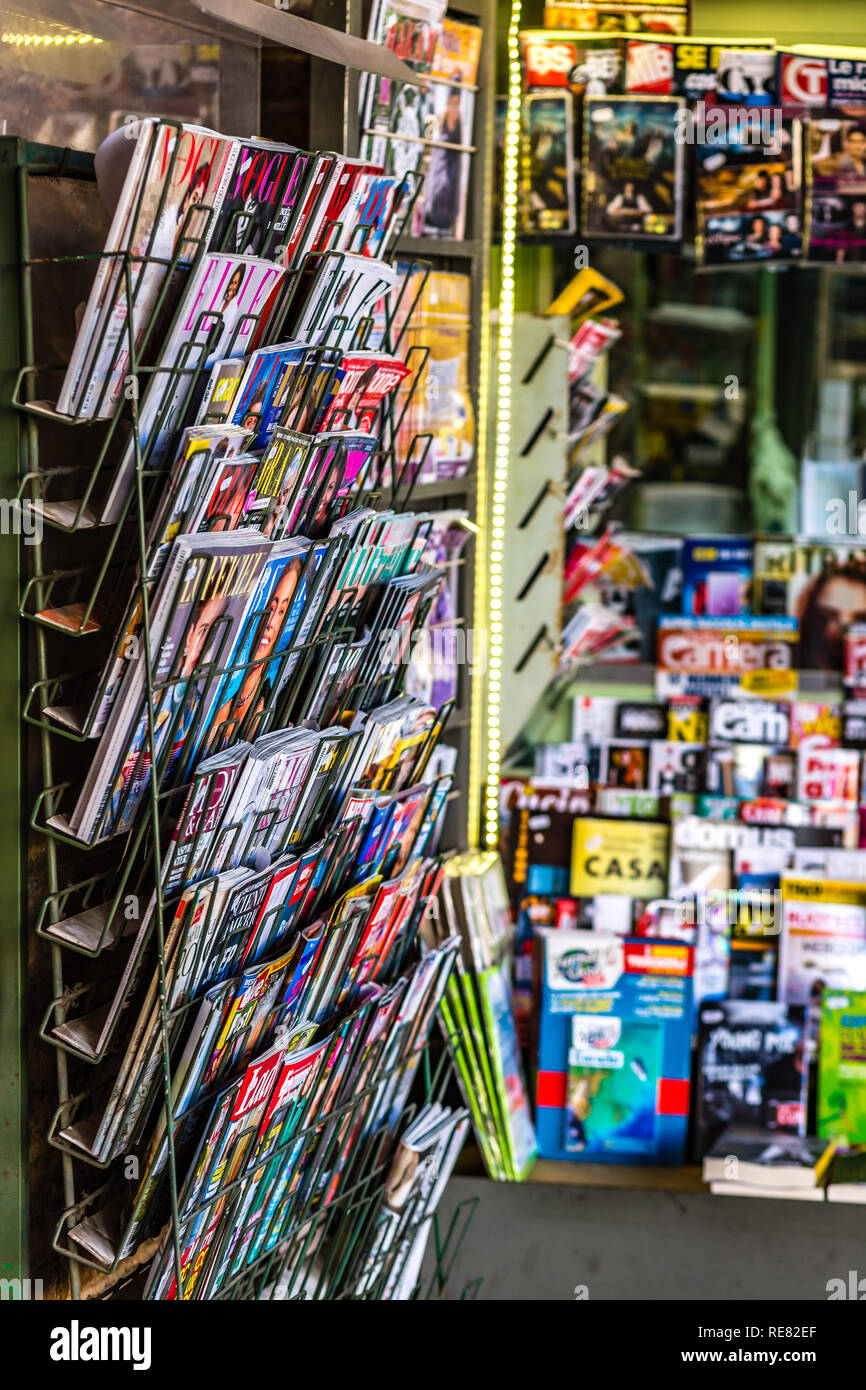 Newspapers and magazines for sale hi-res stock photography and images ...