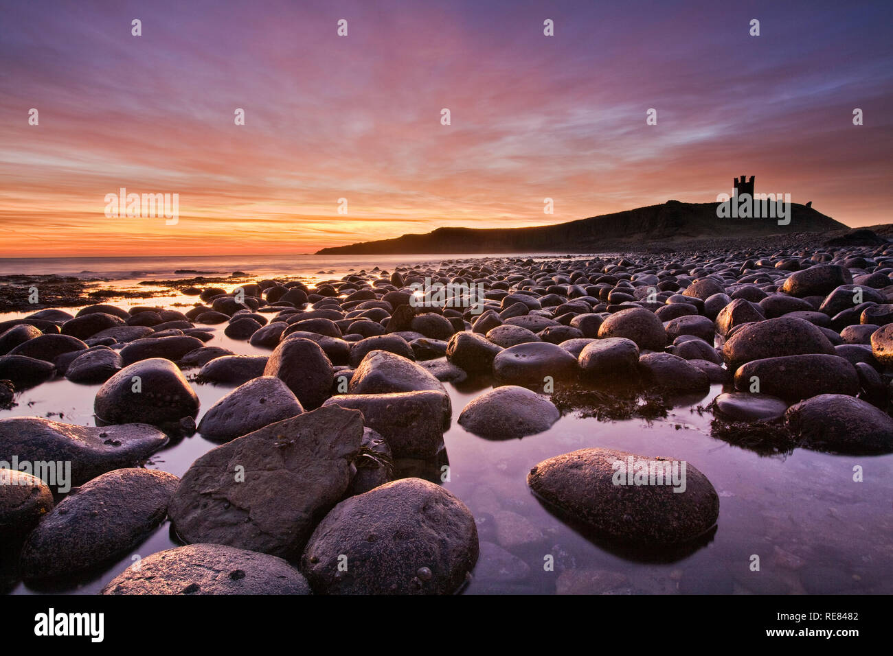 Dunstanburgh Castle and Embleton Bay, Northumberland, England Stock ...
