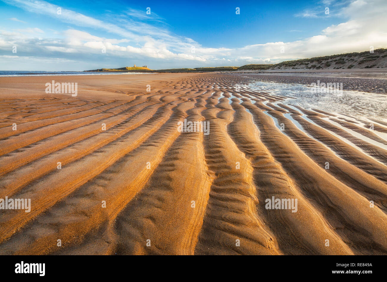 Dunstanburgh Castle and Embleton Bay, Northumberland, England Stock ...