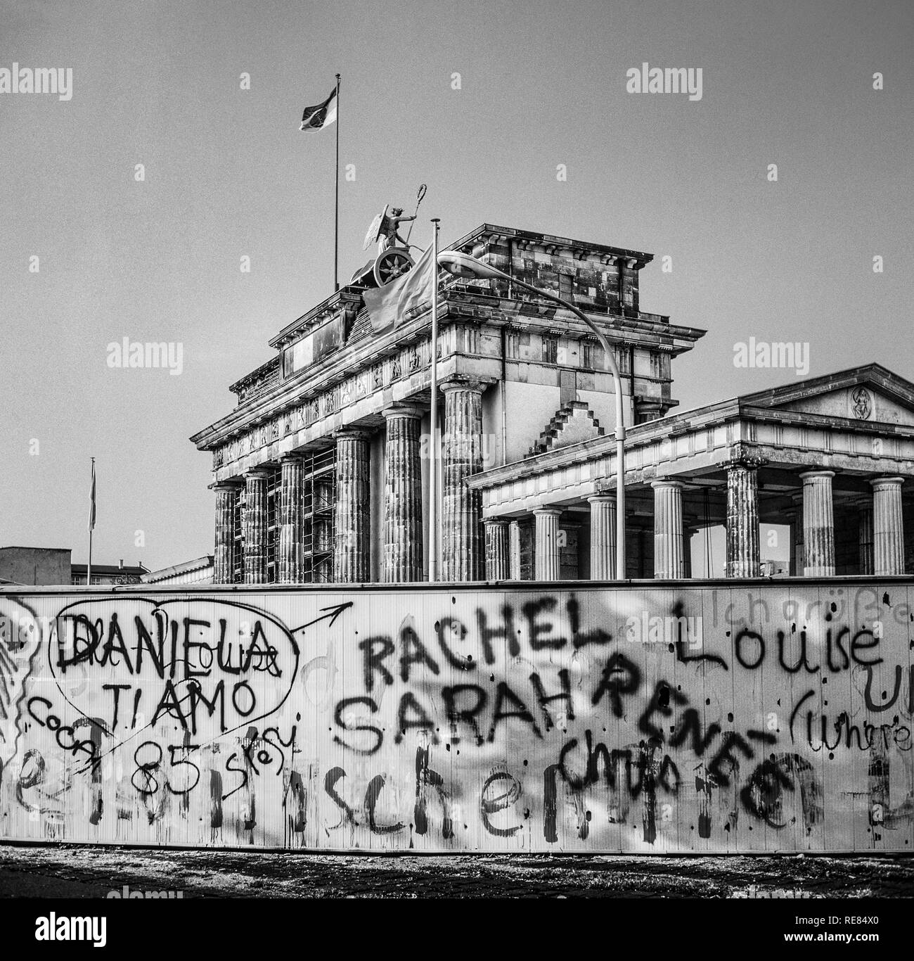 Brandenburg gate with graffiti on the wall Black and White Stock Photos ...