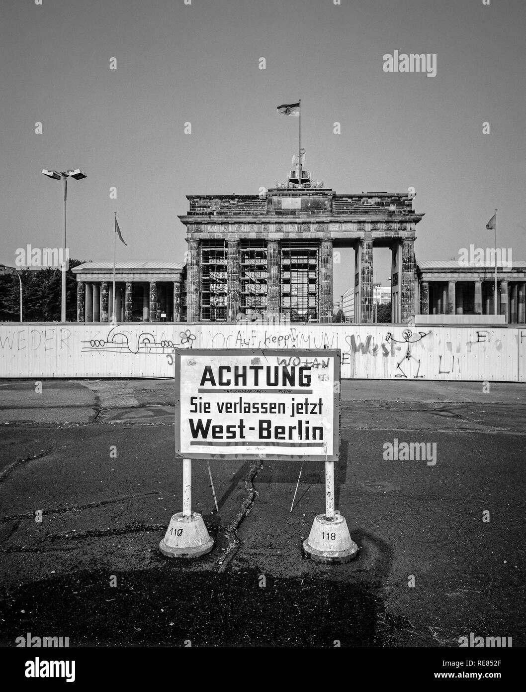 Achtung sie verlassen west berlin hi-res stock photography and images ...