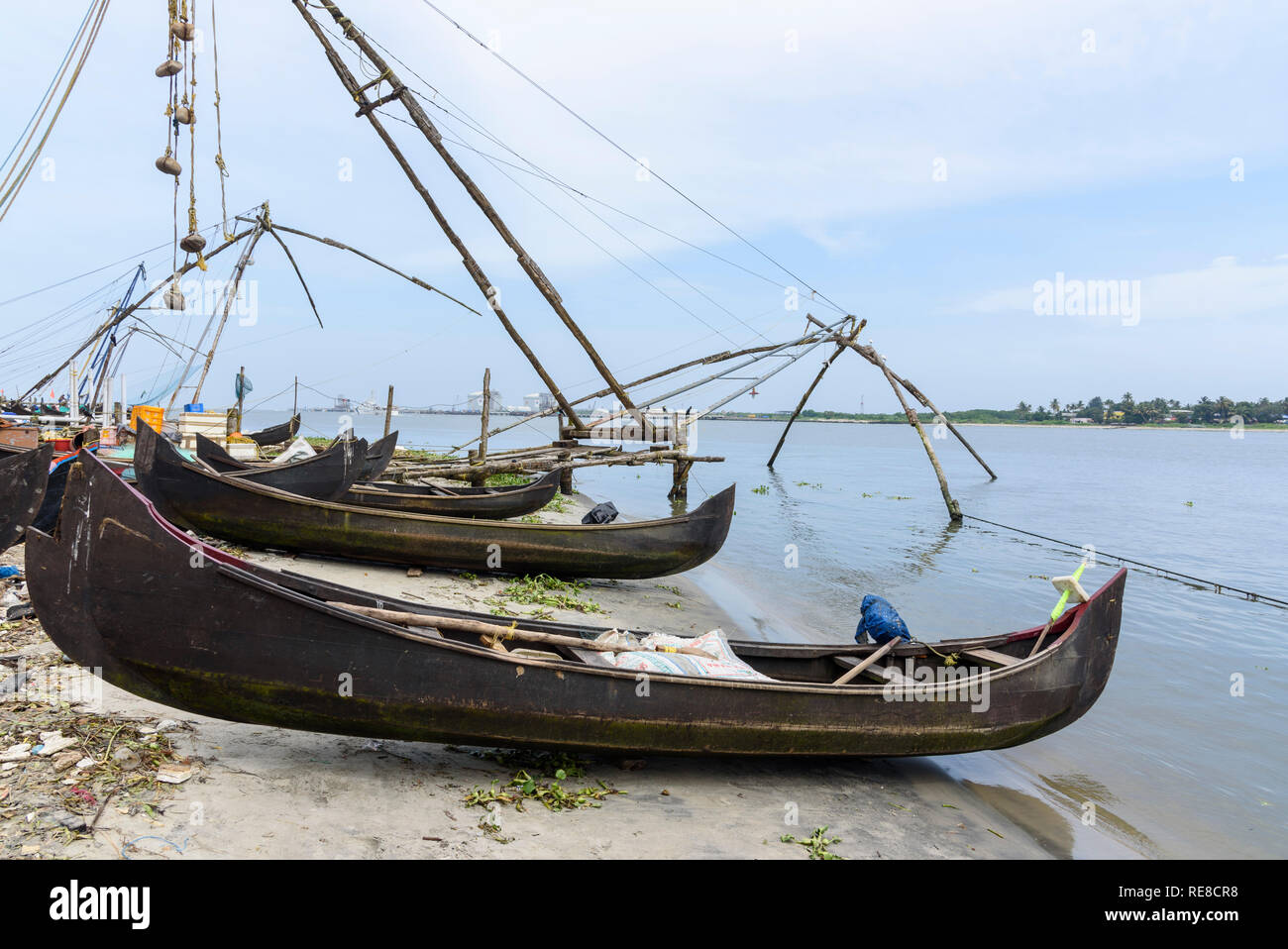 Traditional fishing boat kochi india hi-res stock photography and ...