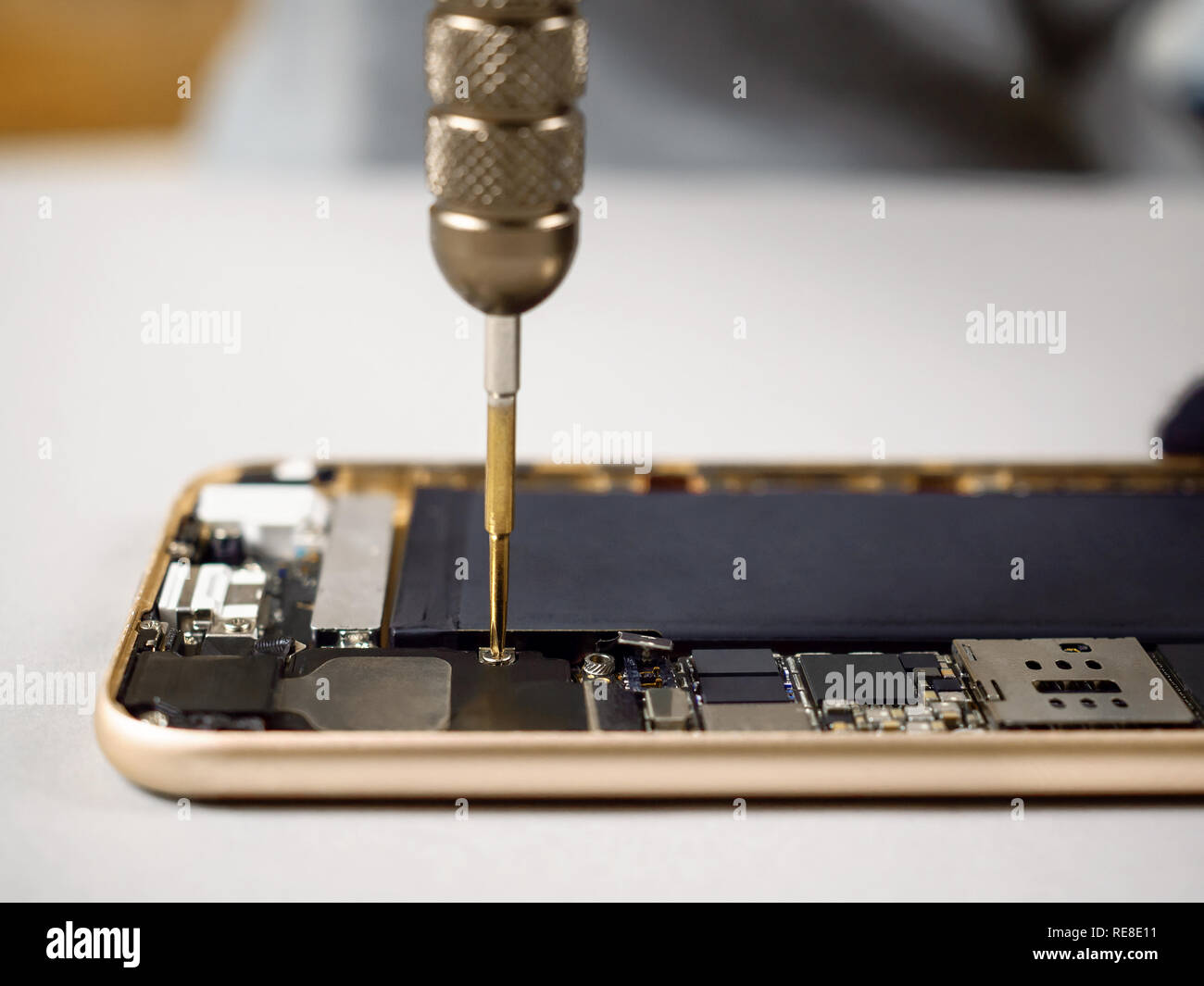 Dismantle mobile phone hi-res stock photography and images - Alamy