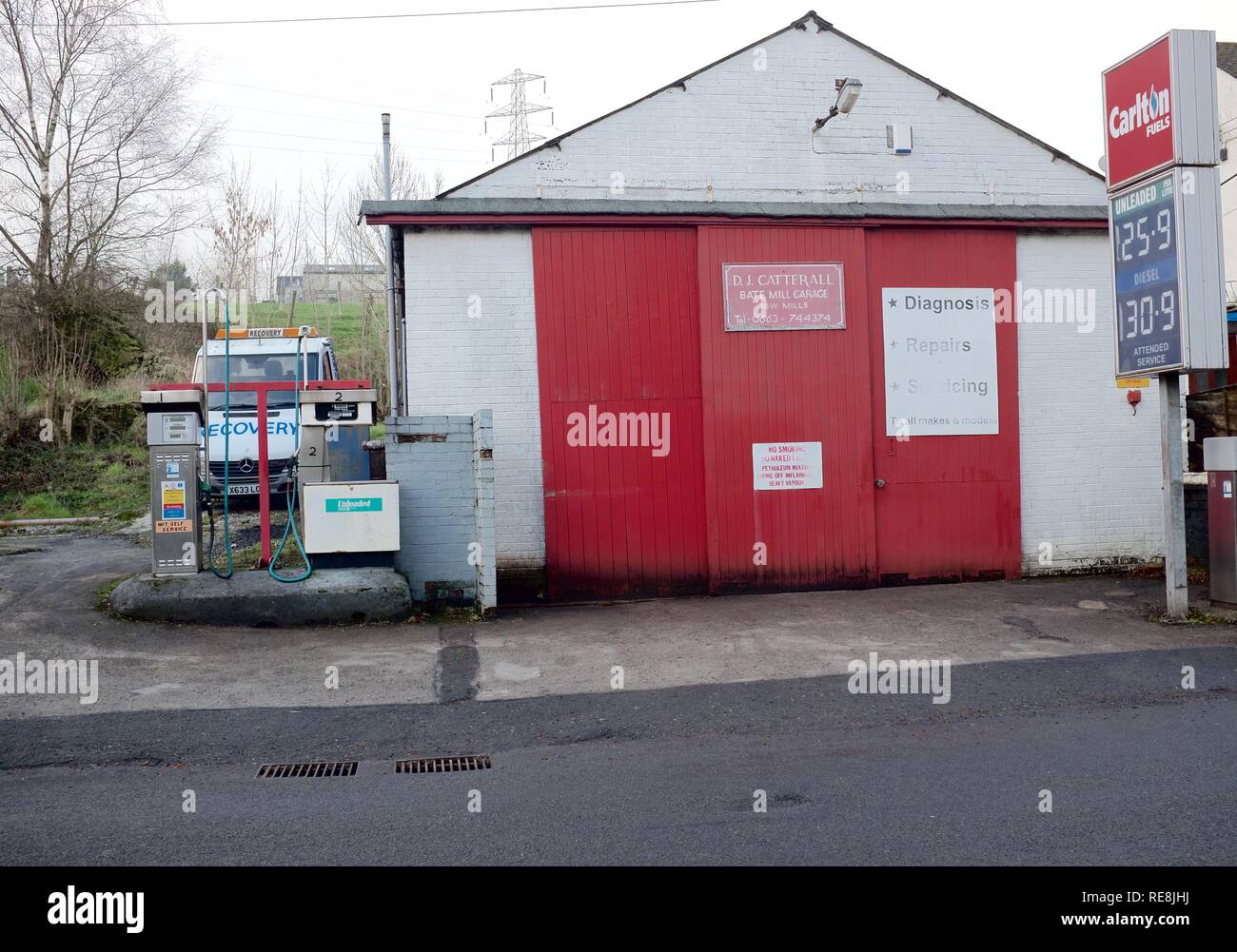 Independent garage hi-res stock photography and images - Alamy
