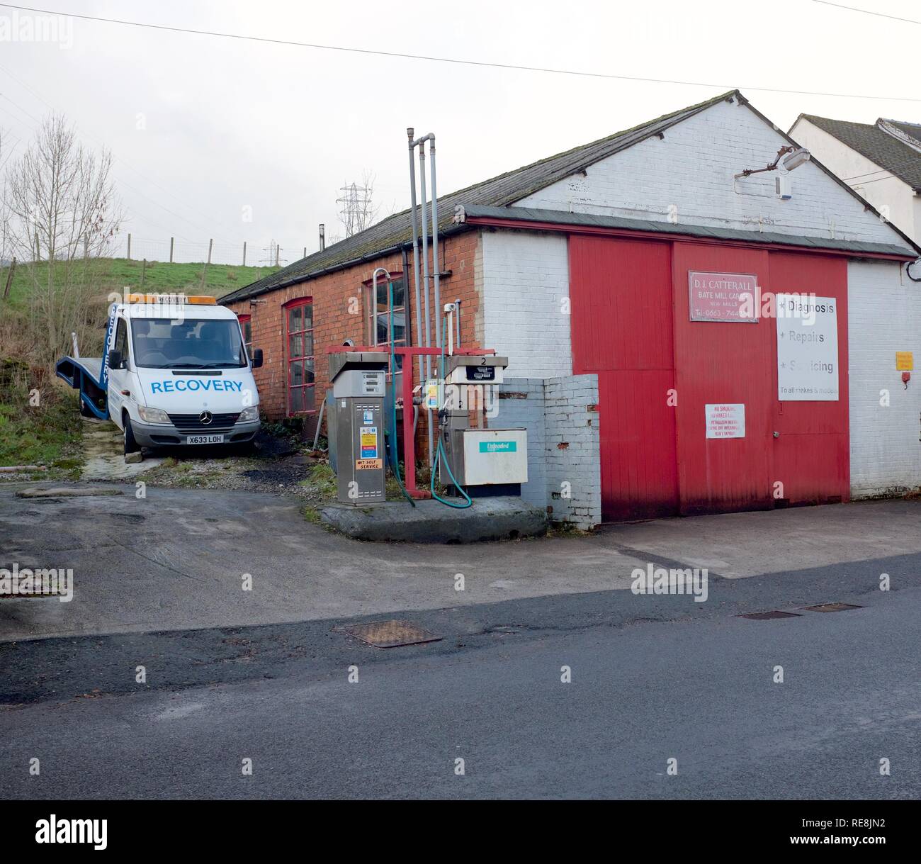 Independent garage hi-res stock photography and images - Alamy