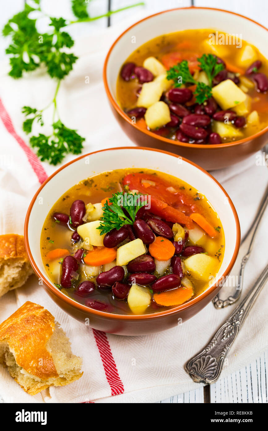 Vegetarian white bean chili hi-res stock photography and images - Alamy