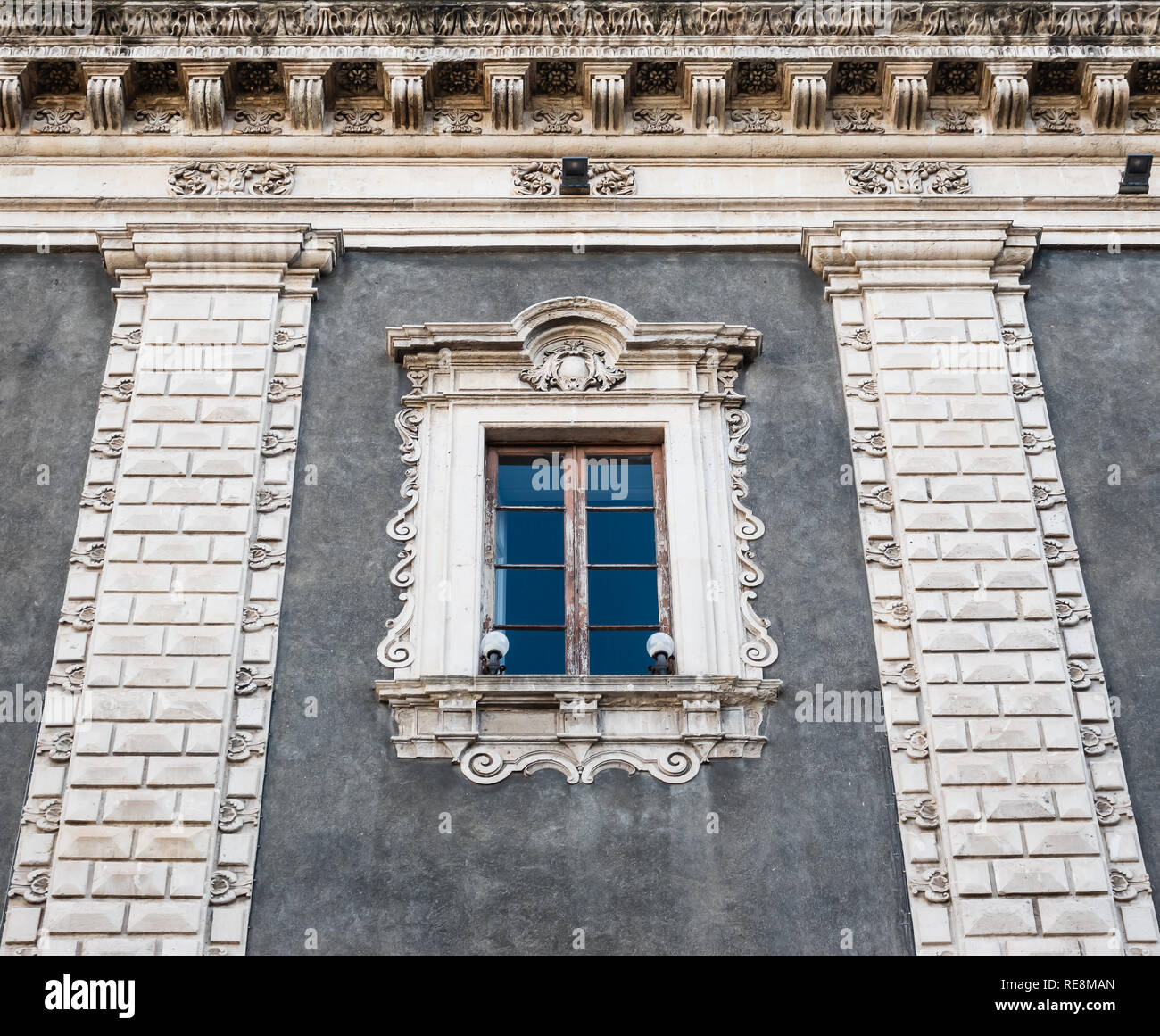 Baroque palazzo window hi-res stock photography and images - Alamy