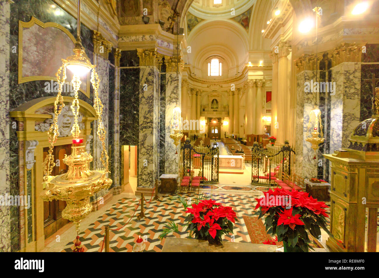 Catholic church altar sanctuary hi-res stock photography and images - Alamy