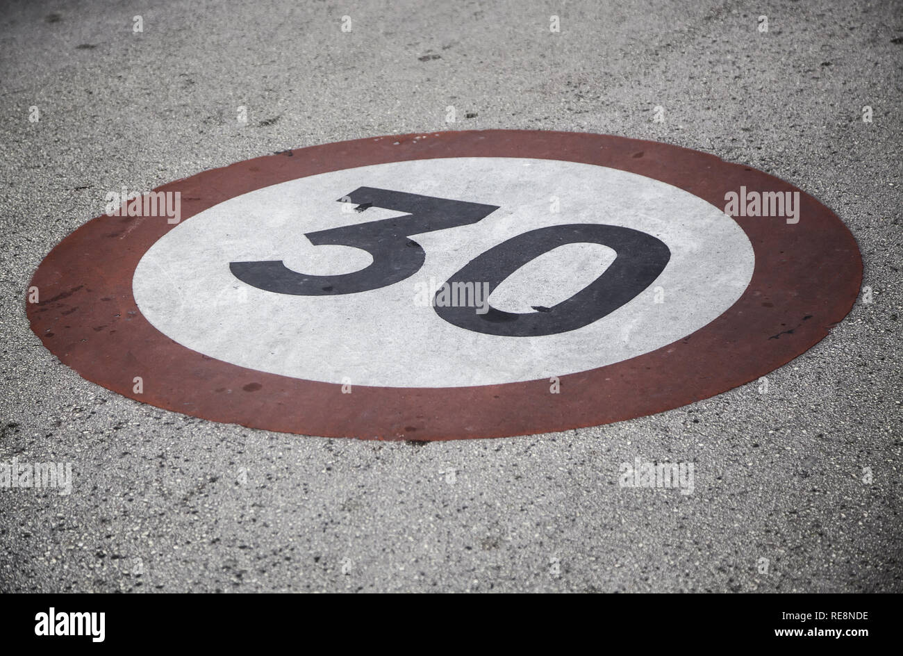Prohibition sign maximum speed 30 hi-res stock photography and images ...
