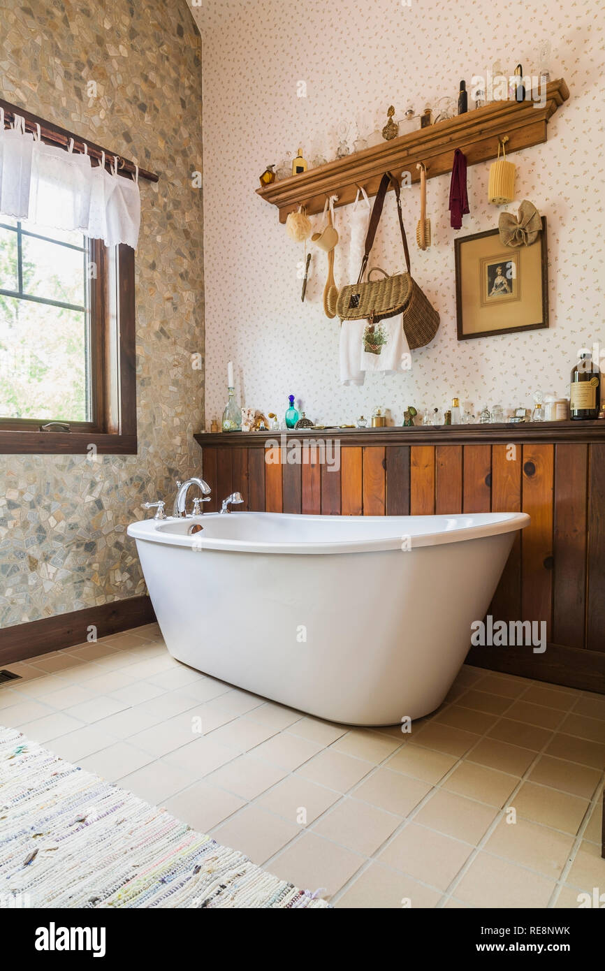 Roll top bath in white hi-res stock photography and images - Alamy