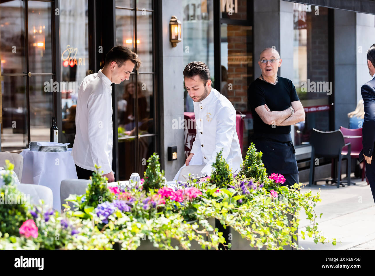 Restaurant london waiter serving hi-res stock photography and images ...