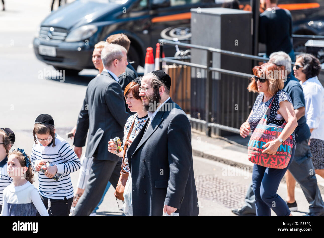Children pedestrian crossing uk hi-res stock photography and images - Alamy