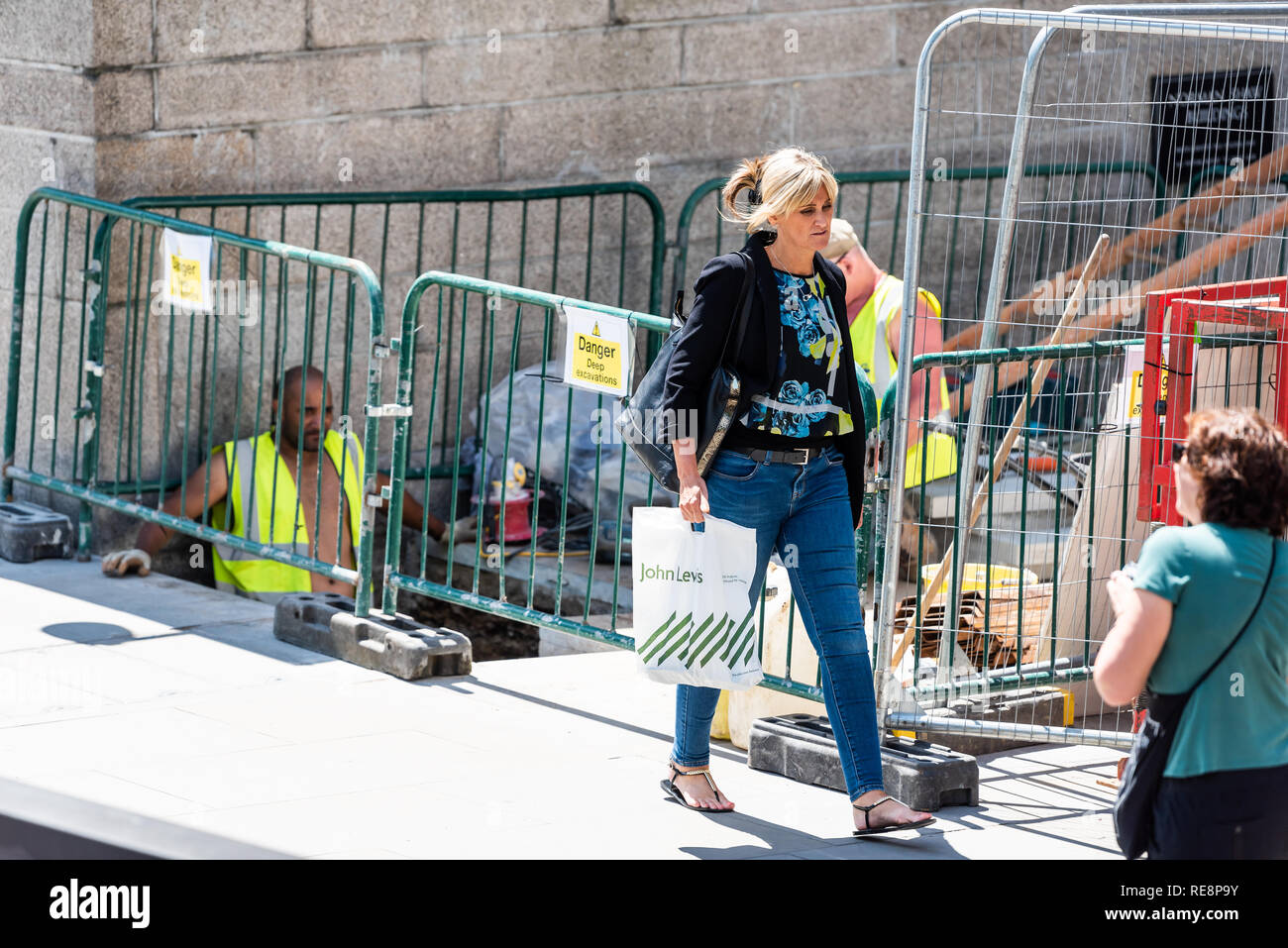 Construction workers london hi-res stock photography and images - Alamy