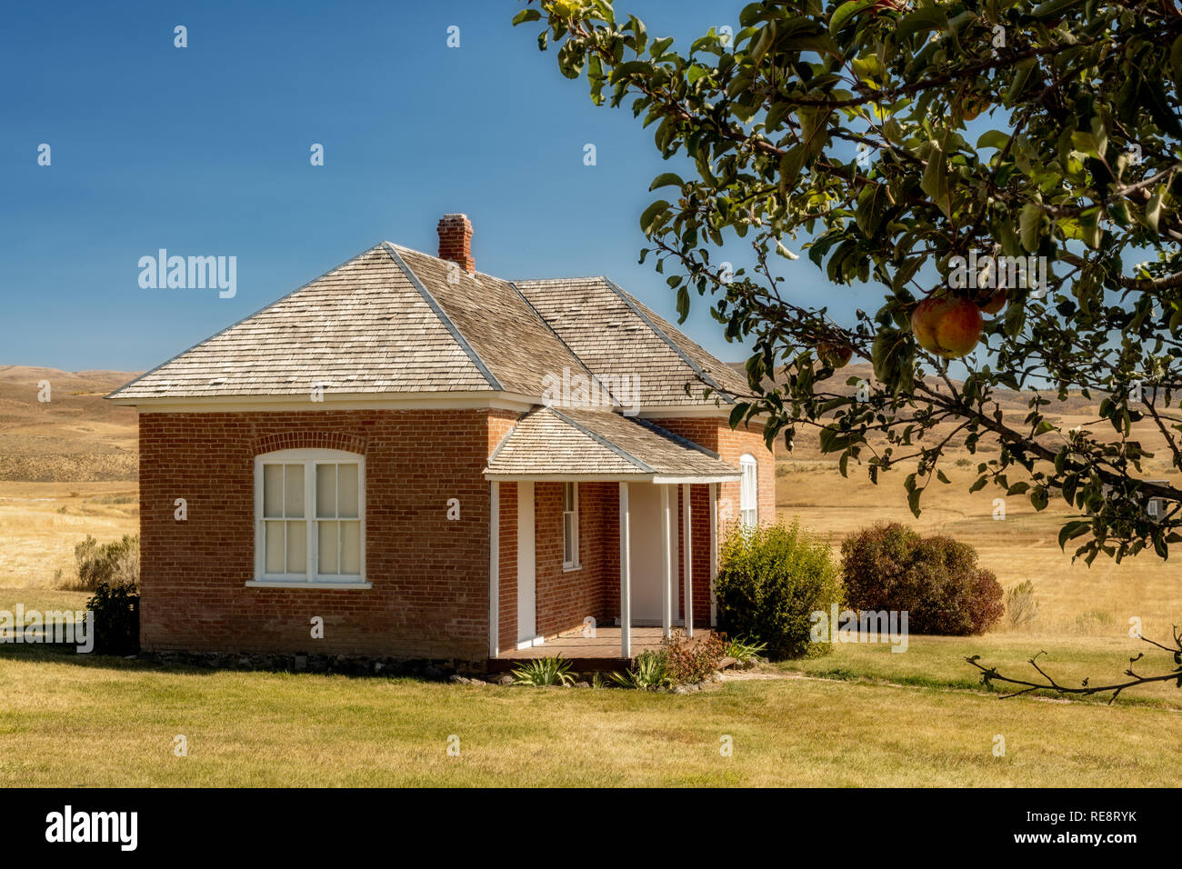 Rural farmhouse on prairie hi-res stock photography and images - Alamy