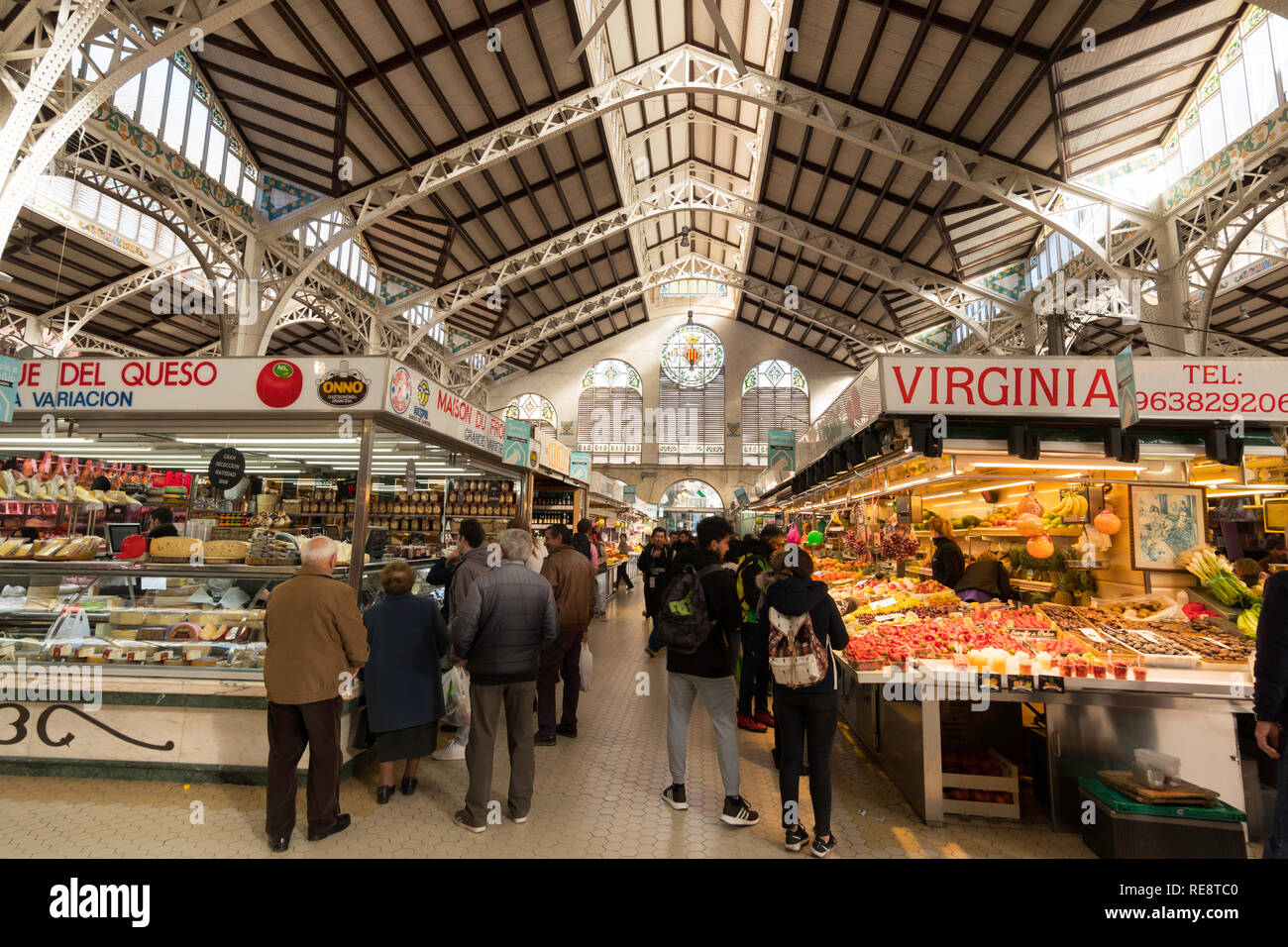 Shoppers market stalls hi-res stock photography and images - Alamy