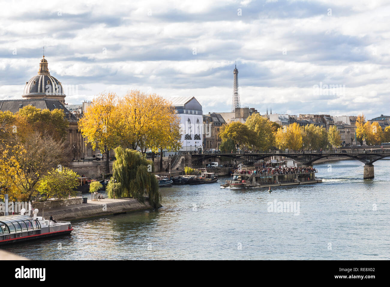 Paris daytime hi-res stock photography and images - Alamy