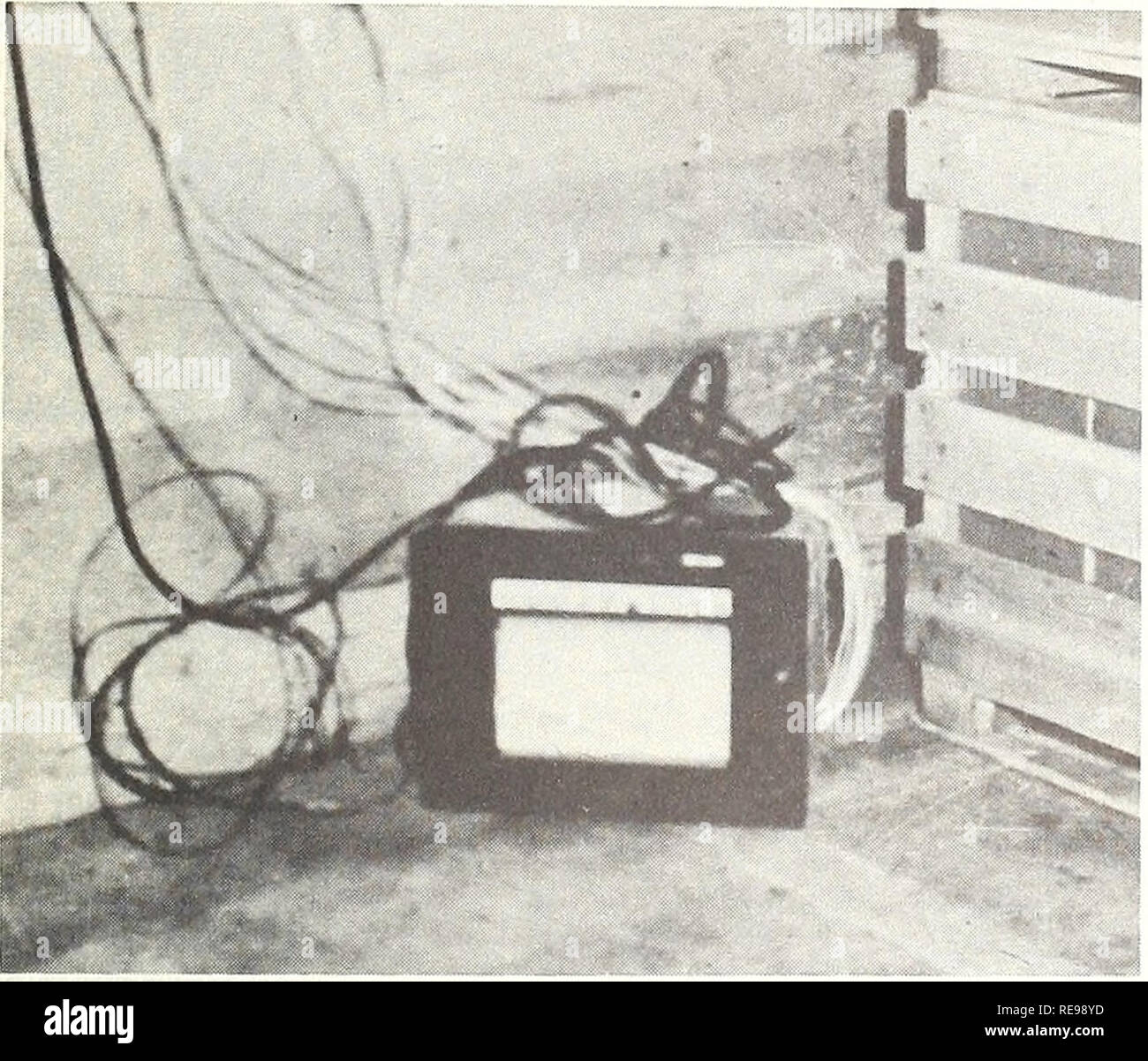 . Cooling apples in pallet boxes. Figure 27.—32-point temperature ...
