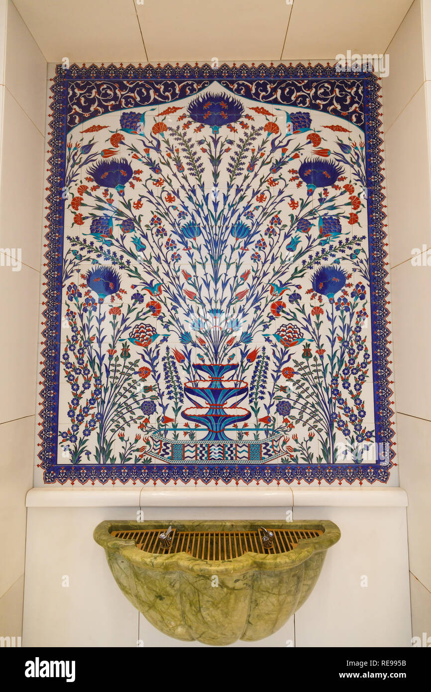 Shell-shaped wash basin in the Sheikh Zayed Mosque Stock Photo - Alamy