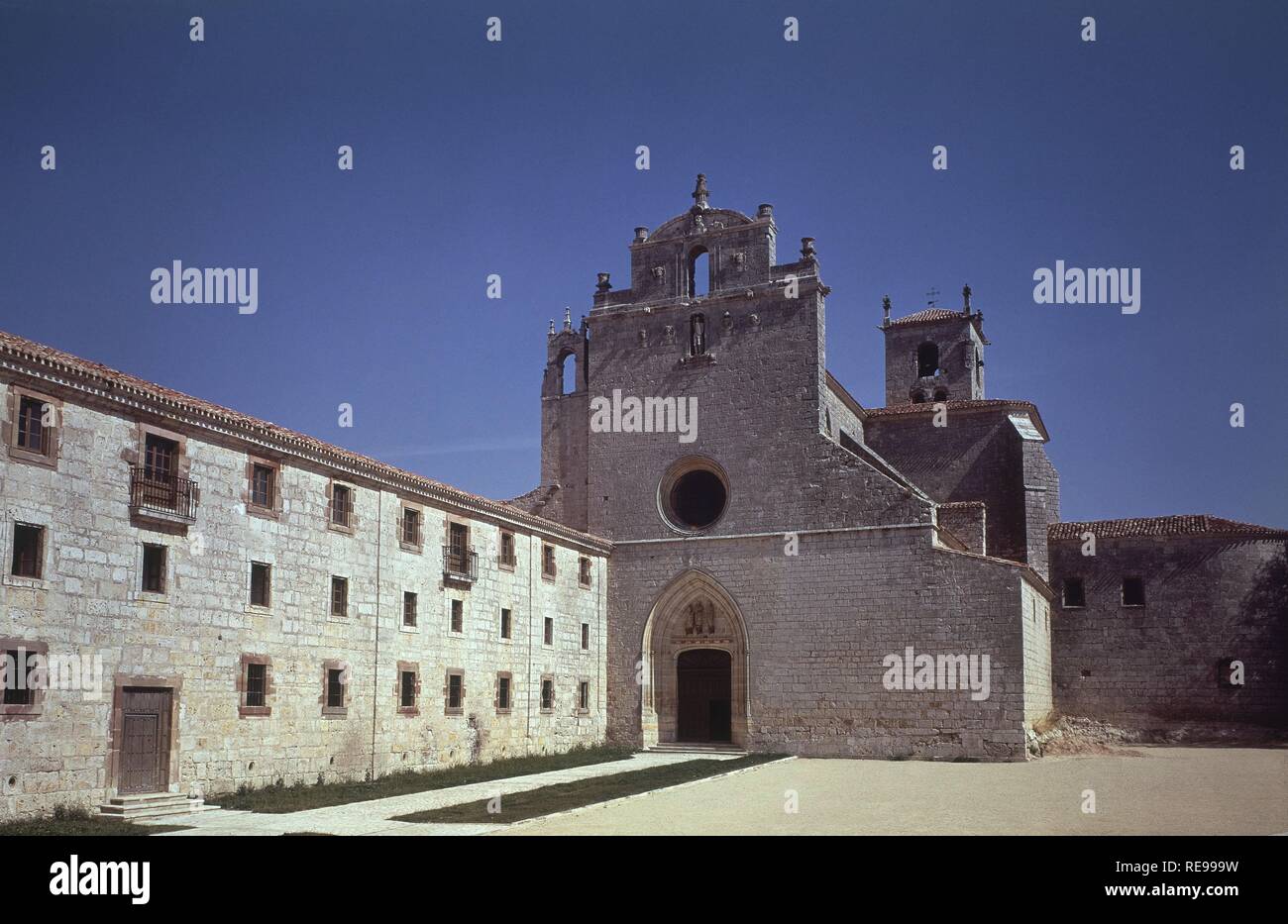 FACHADA DE LA IGLESIA. Location: MONASTERIO DE SAN PEDRO DE CARDEÑA ...