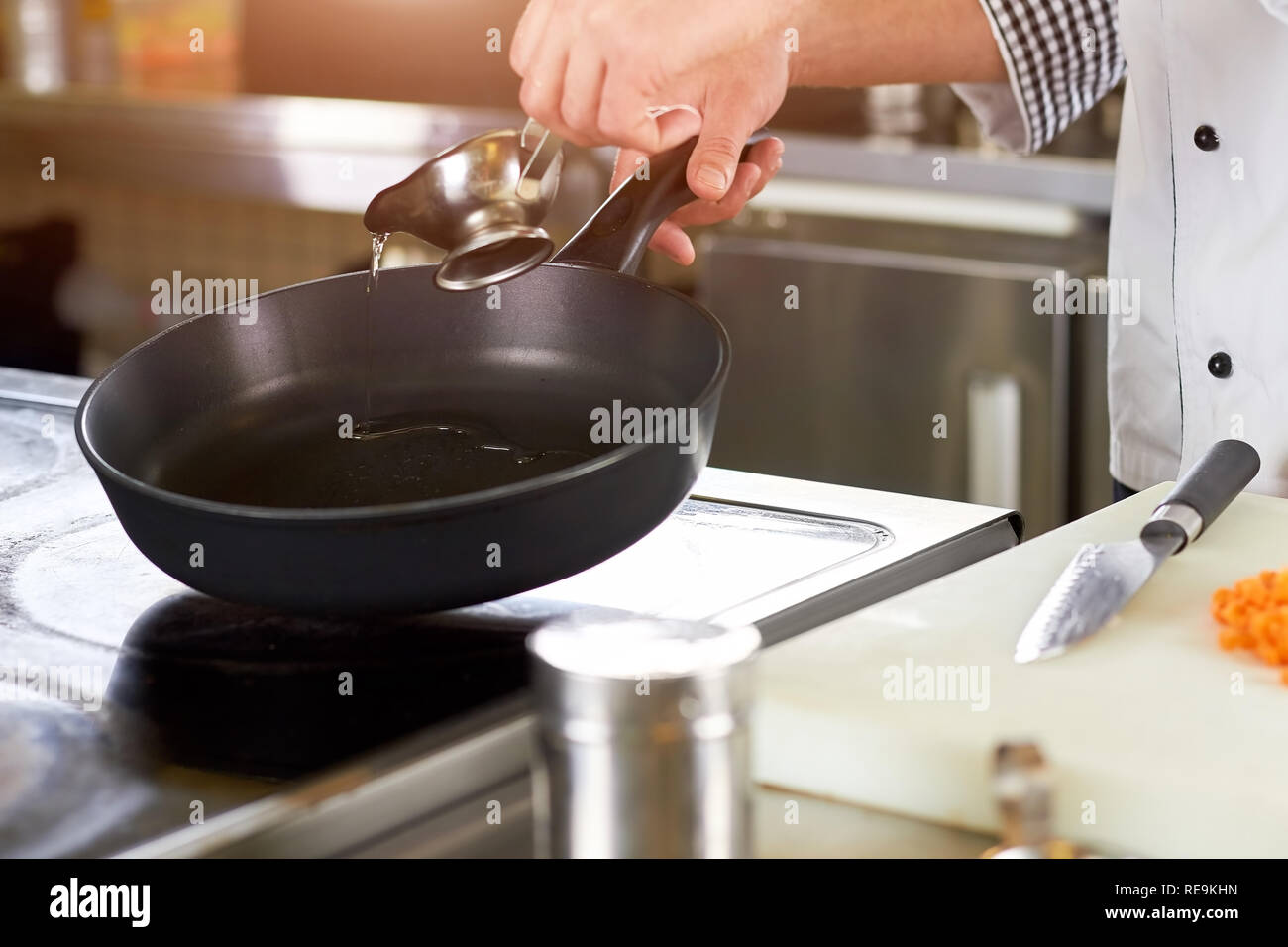Man male greasing dish hi-res stock photography and images - Alamy