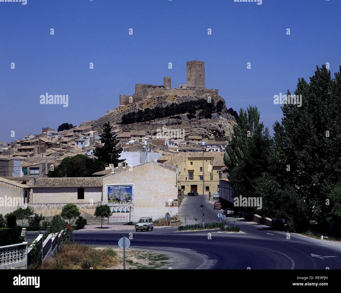 PANORAMICA DEL PUEBLO CON EL CASTILLO EN LO ALTO. Location: EXTERIOR ...