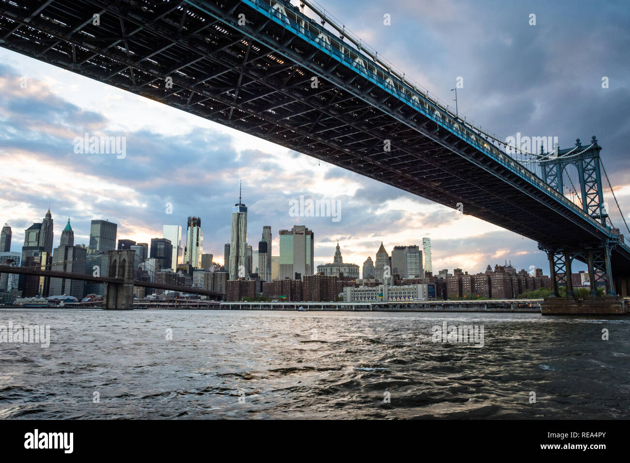 Brooklyn bridge downtown manhattan skyline hi-res stock photography and ...