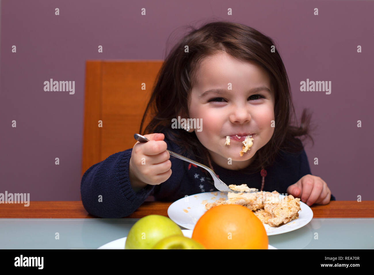 Kids having fun messy eating hi-res stock photography and images - Alamy