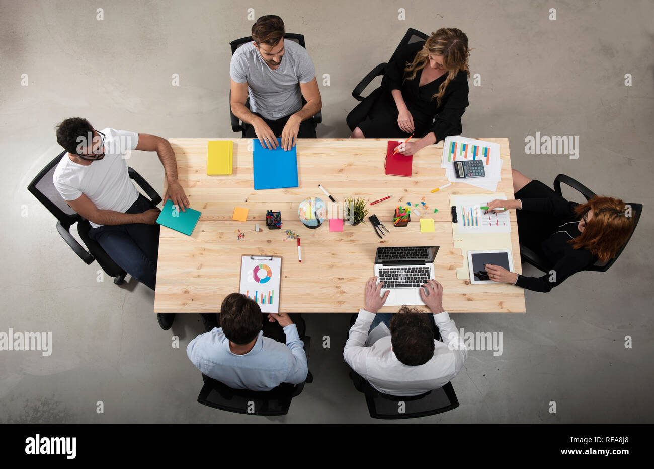 Teamwork table hi-res stock photography and images - Alamy