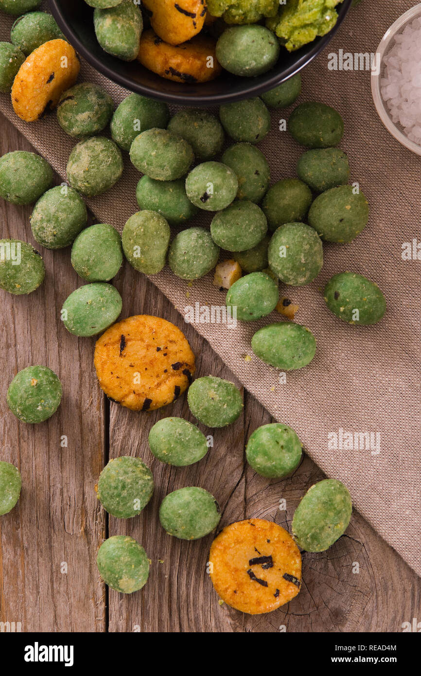 Wasabi coated peanuts Stock Photo - Alamy