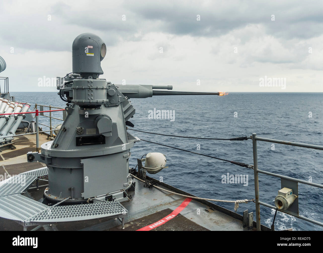 25mm gun hi-res stock photography and images - Alamy