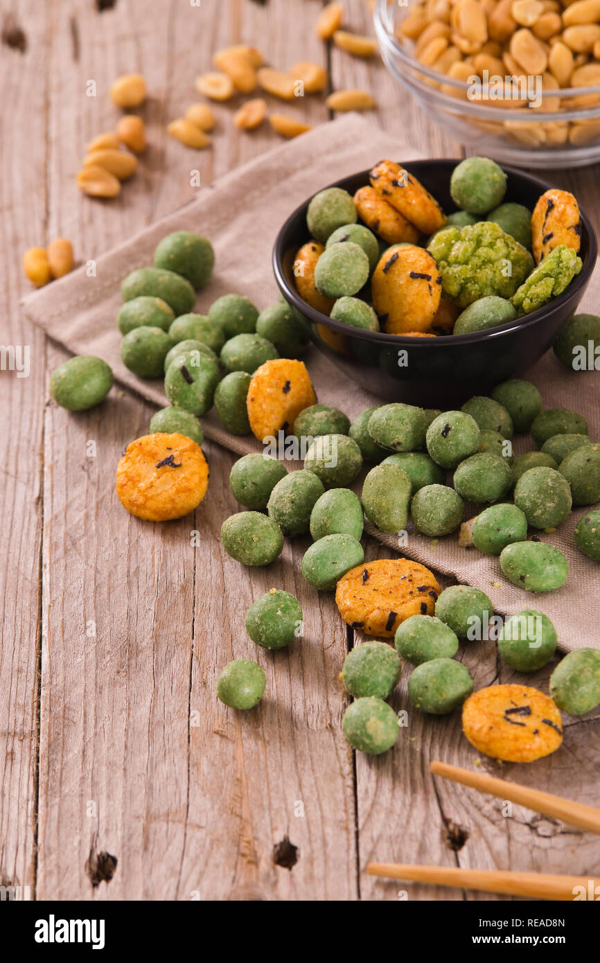 Wasabi coated peanuts Stock Photo - Alamy