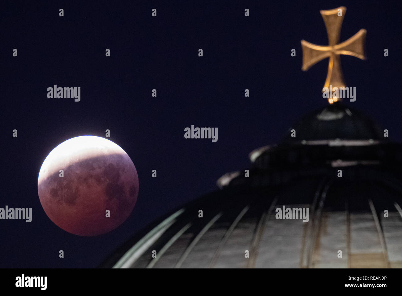 21 January 2019, Bavaria, Nürnberg: As a red, so-called "blood moon ...