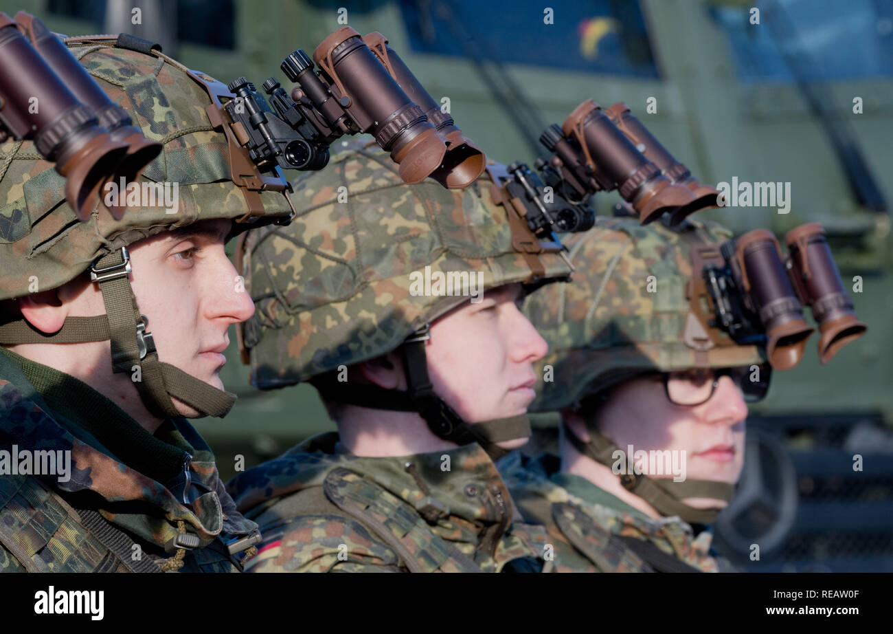 Hannover, Germany. 21st Jan, 2019. Soldiers stand with the new night ...
