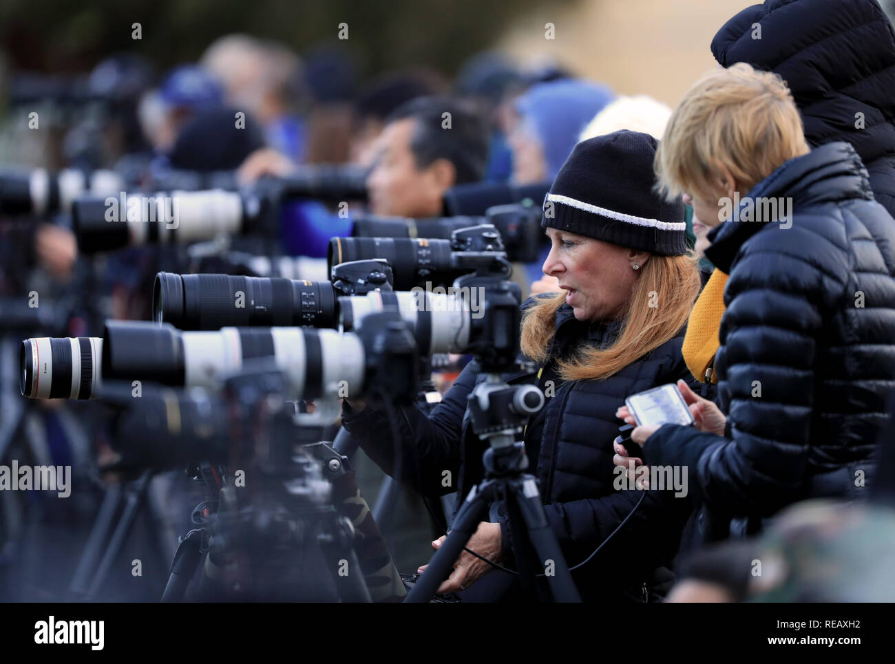 Los Angeles, USA. 20th Jan, 2019. Photographers wait for the supermoon ...