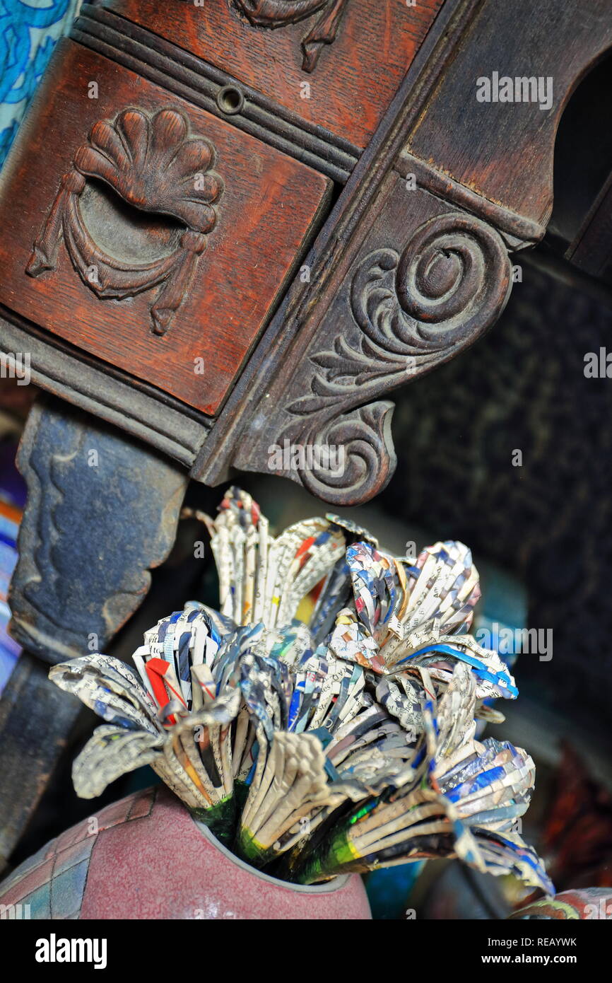 Paper flower vase crafts hi-res stock photography and images - Alamy