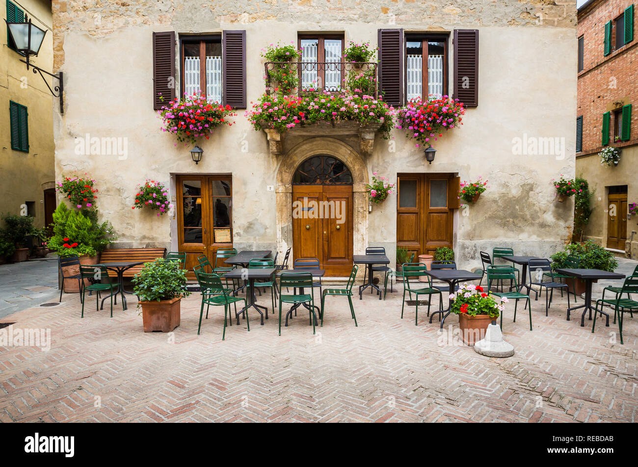 Italy the courtyard hi-res stock photography and images - Alamy