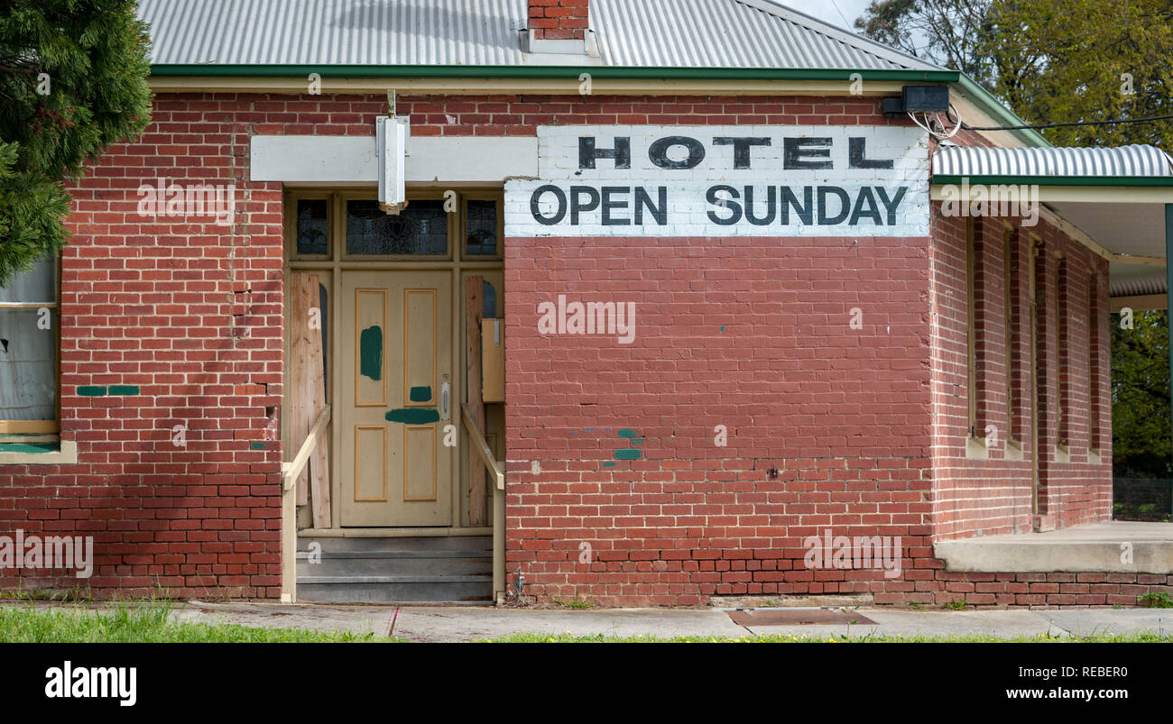 Hotel entrance awning hi-res stock photography and images - Alamy