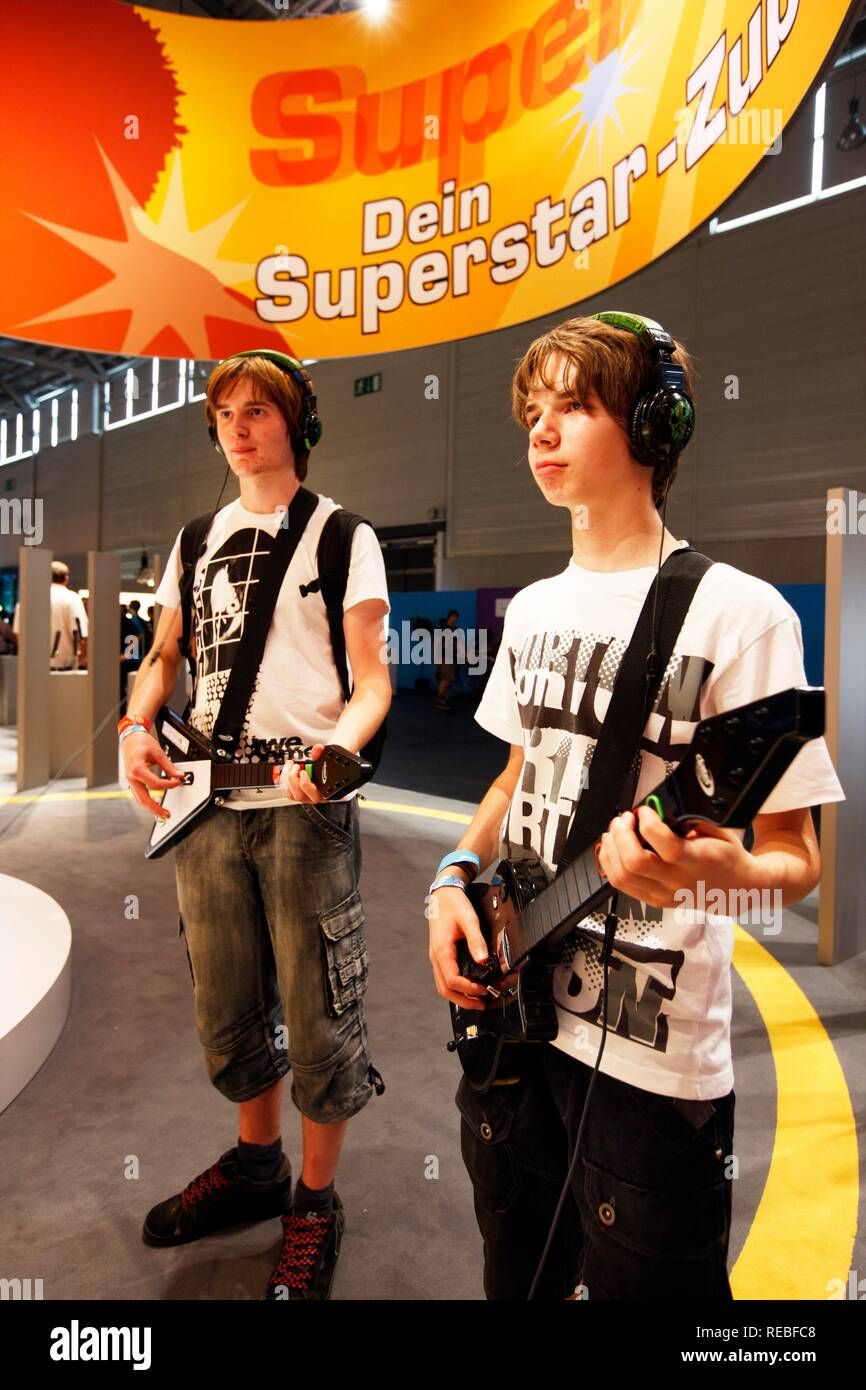 Two male teens computer games hi-res stock photography and images - Alamy